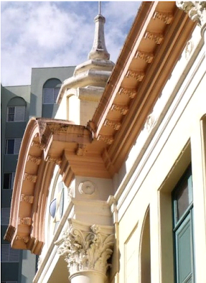 História da Arte: Platibandas, Arcos, Colunas e Volutas.