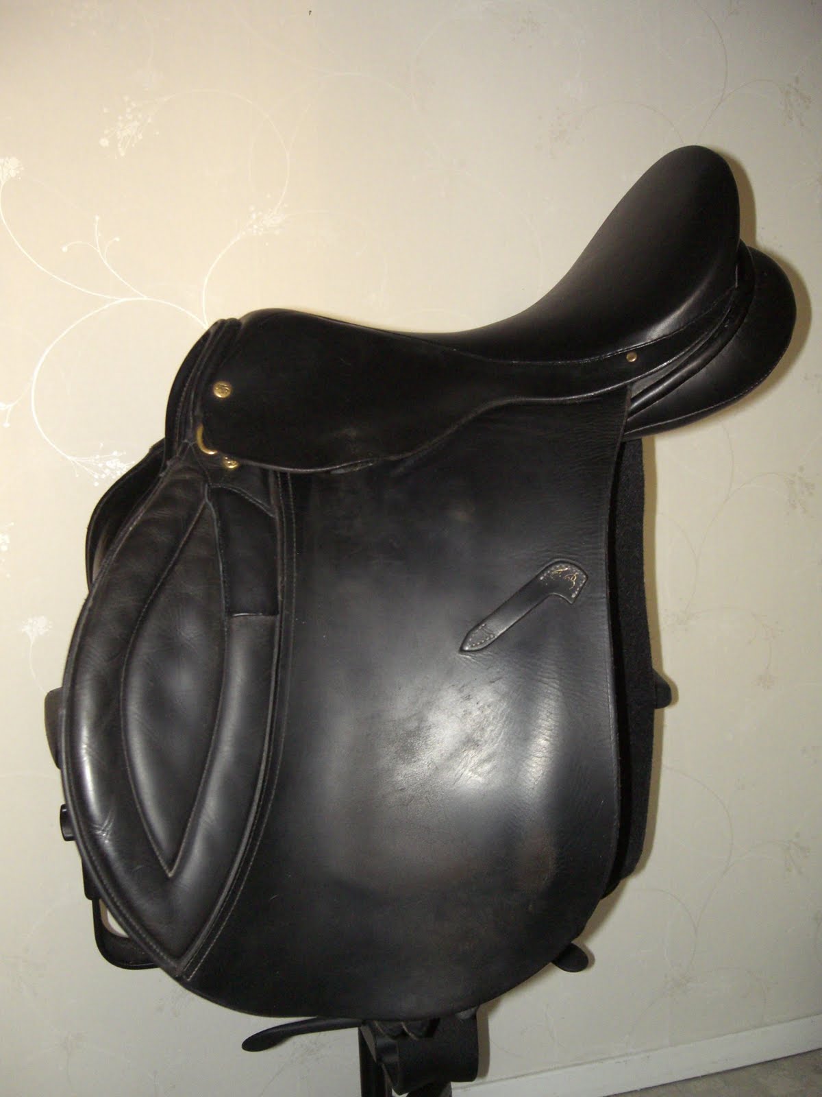 Emmas Sadelmakeri: Sittskinns byte och omstoppning av sadel.