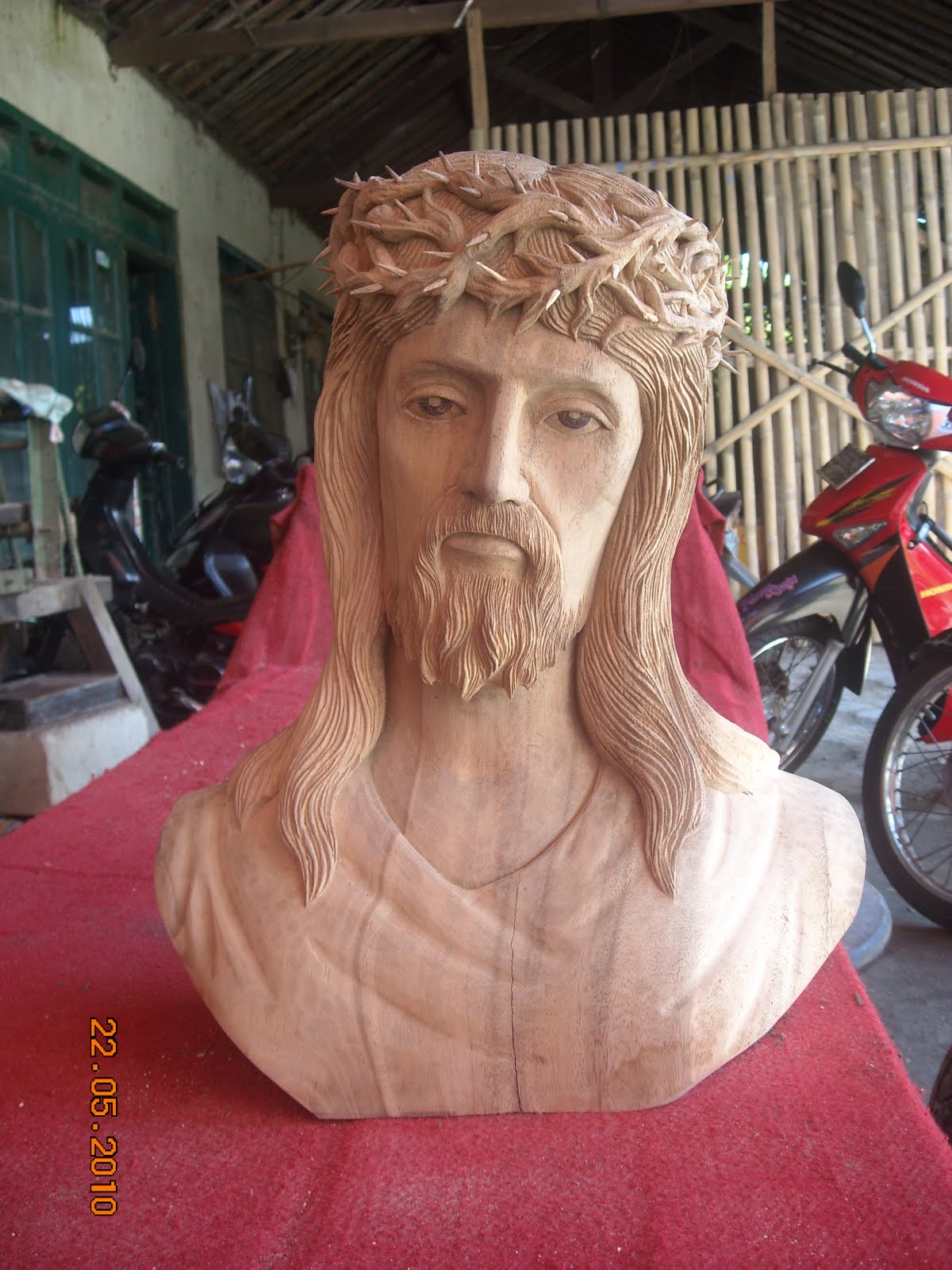 Pahatan Patung "Larissa": Patung Kayu