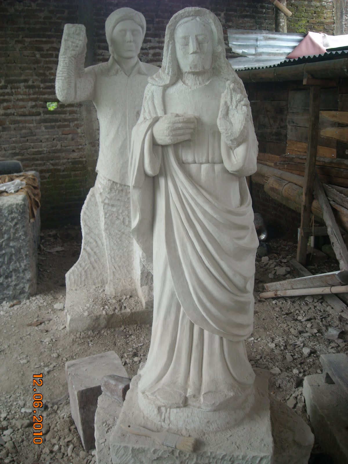 Pahatan Patung "Larissa": Patung Dalam Proses