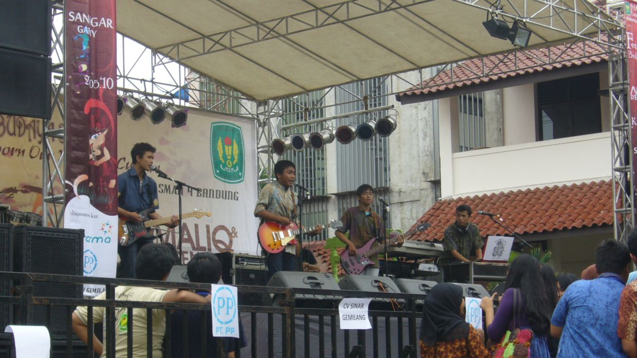 Festival Budaya Sunda SMAN 4 BANDUNG with Maliq & D'Essentials | Mr. Haha