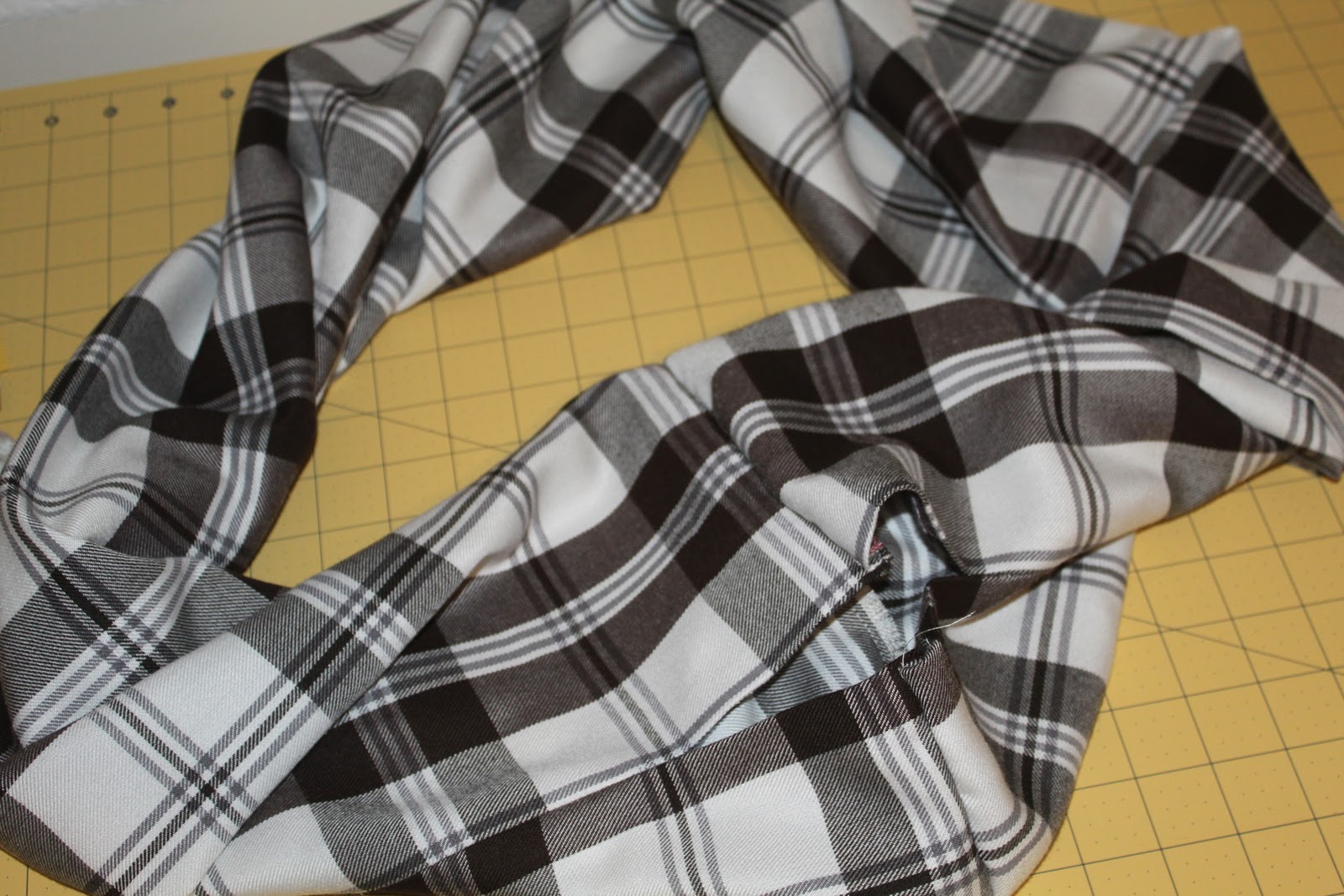 Home Made Lovely: 20 Minute Infinity Scarf