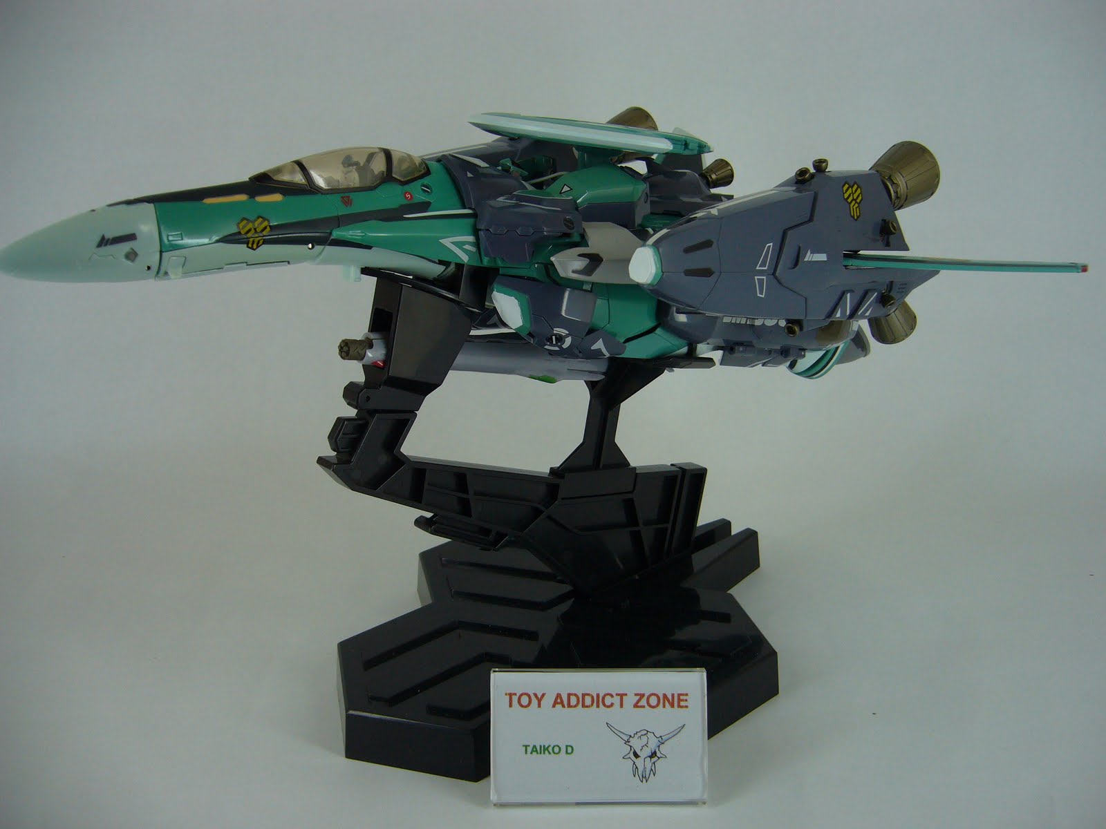 TOY ADDICT ZONE: MACROSS FRONTIER RVF-25 LUCA