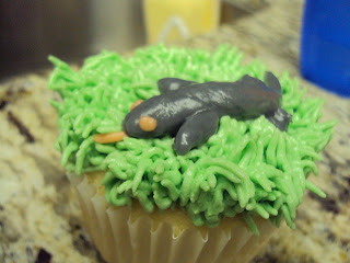 Chi-Cakes Sweets: Ladybugs and lizard on my cupcake?? ewwwwww!