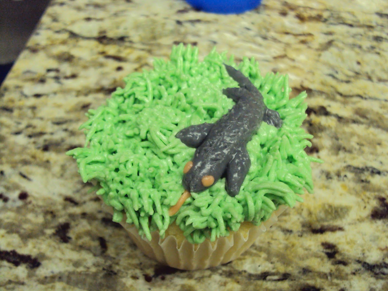 Chi-Cakes Sweets: Ladybugs and lizard on my cupcake?? ewwwwww!