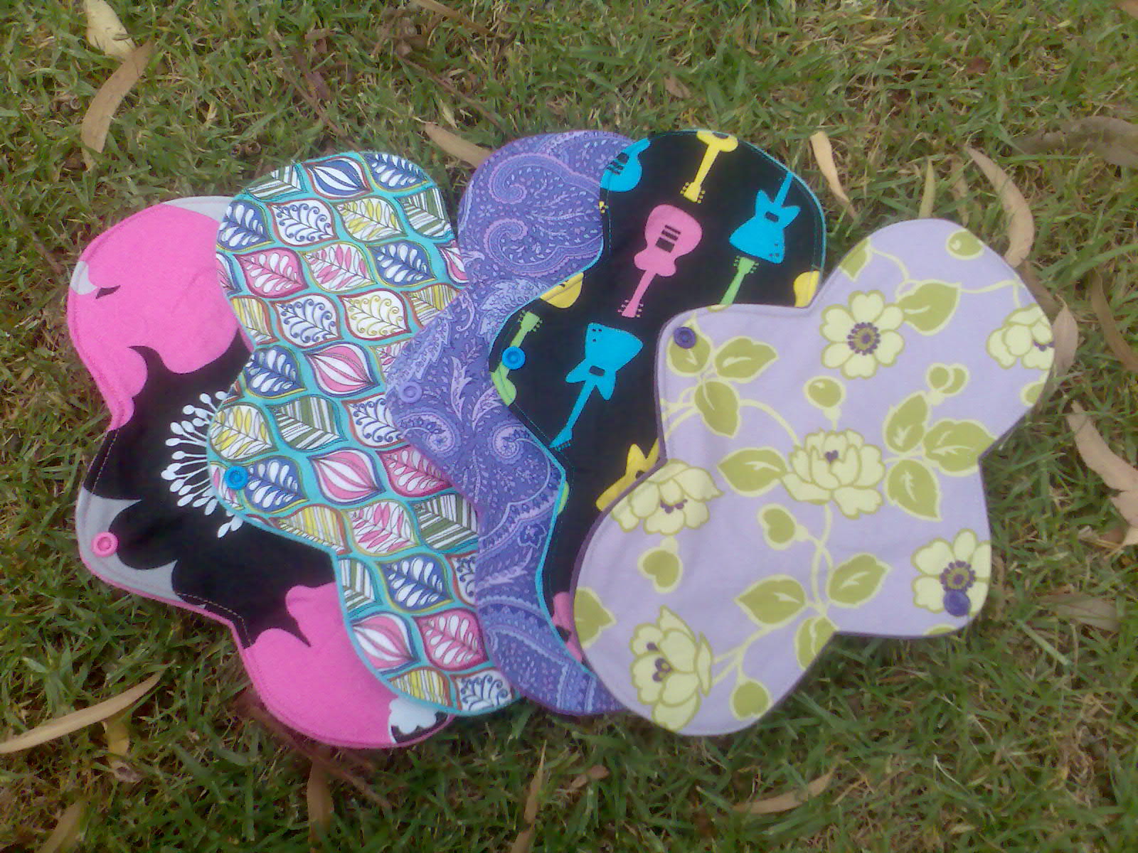ikis cloth: More colourful pads