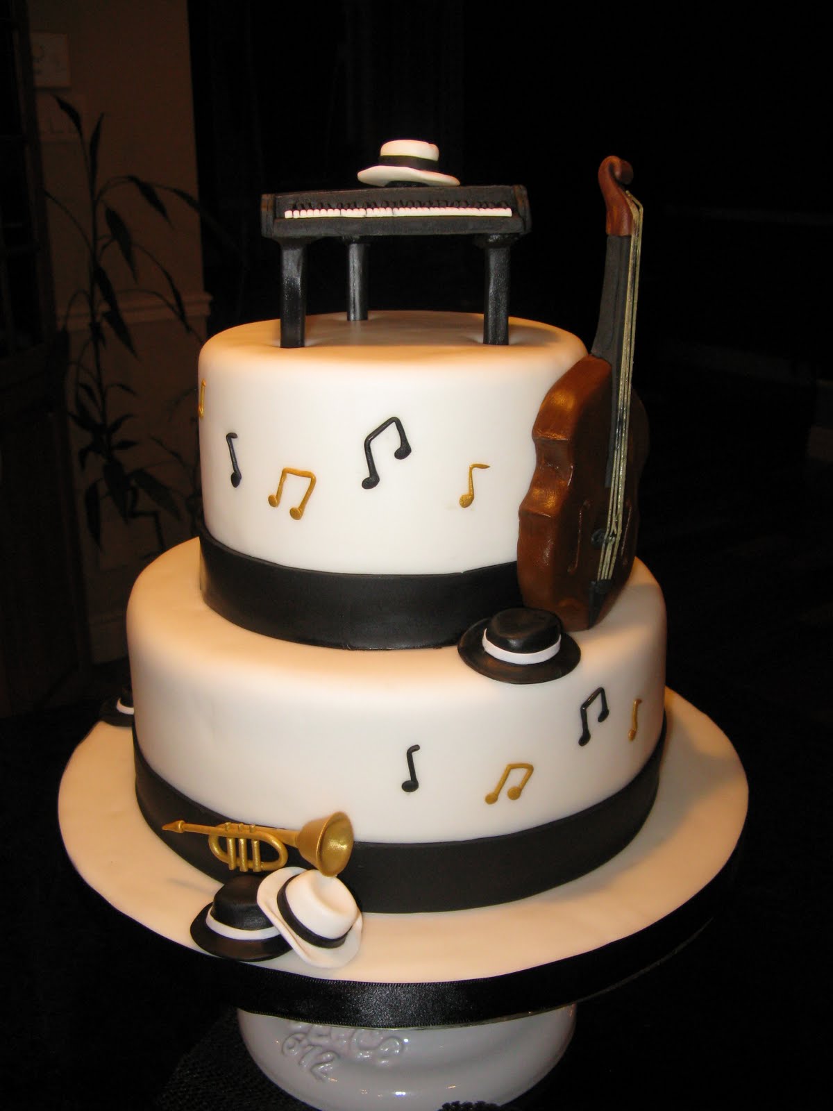 Gâteaux Design: Gateau Jazz et Chapeau Al Capone(Contrebasse, Piano et ...