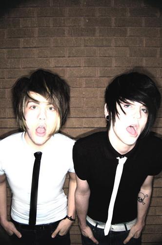 EXPLORANDO LAS SUBCULTURAS JUVENILES: LOS EMOS