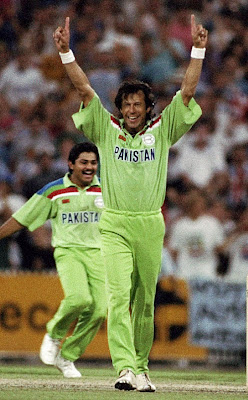 Picture Of Imran Khan with the World Cup ~ Cricketer wallpaper and Pictures
