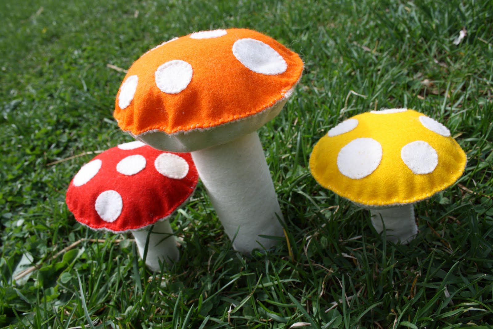 Twig and Toadstool: Wool felt toadstool tutorial!!!