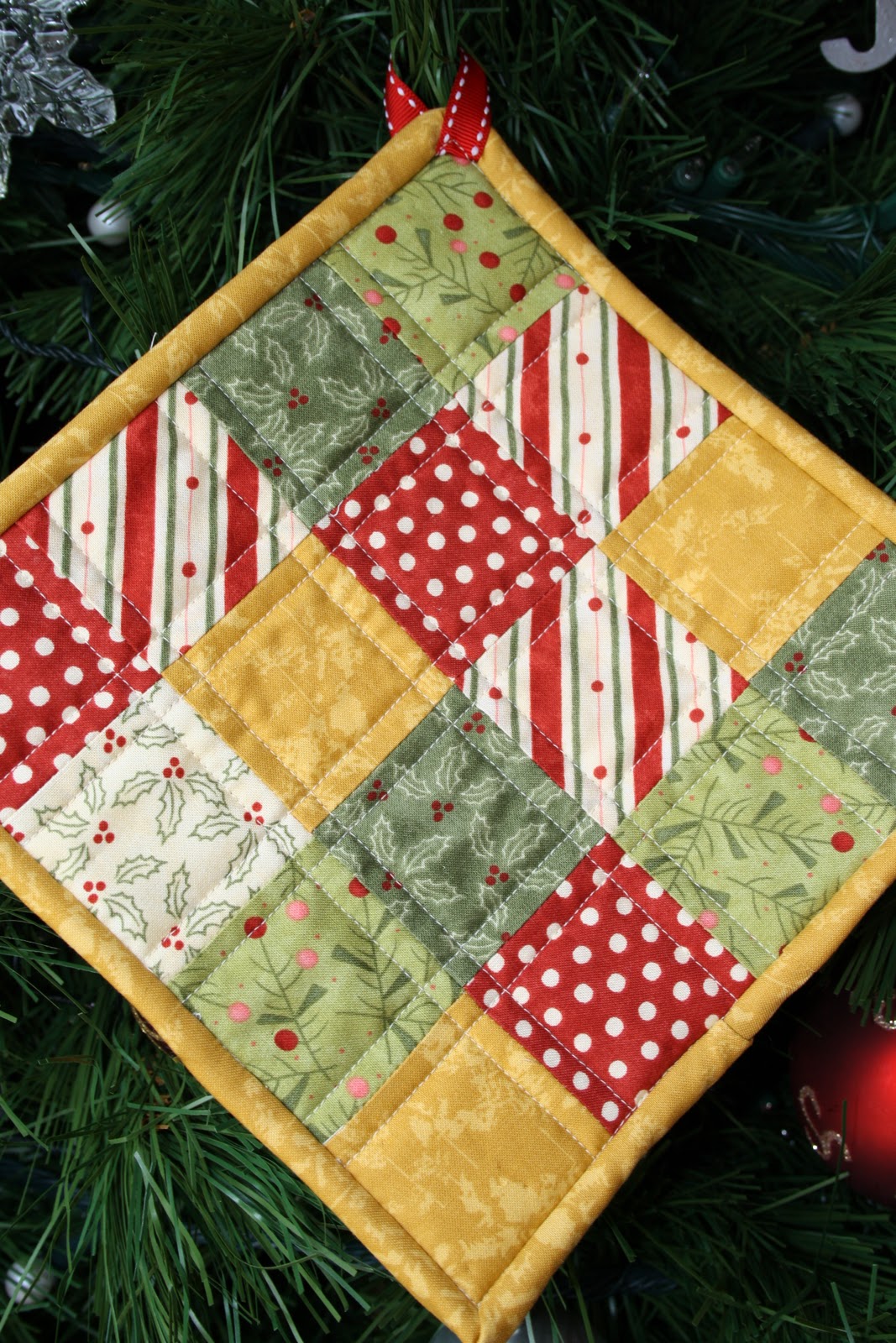Chasing Cottons: Christmas hot pads...gift idea??
