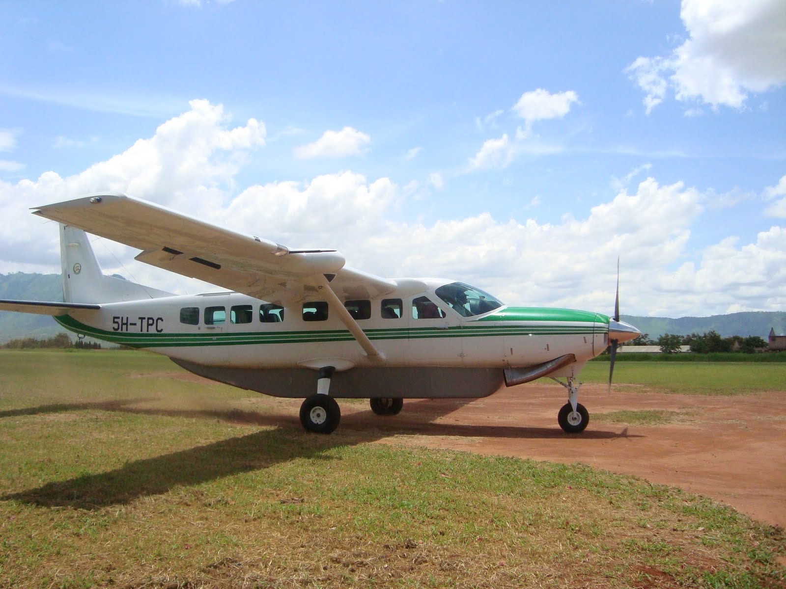 DANIEL91: WAZIRI ASHANGAA NDEGE ZA SERIKALI, KUUZWA KWA SH LAKI TANO