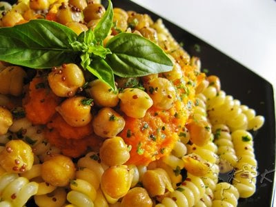 Pasta ai ceci con crema di carote allo zenzero