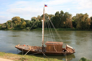 La Touraine: Chouzé-sur-Loire: toue cabanée
