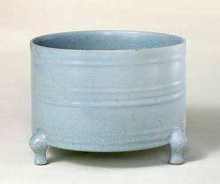 China Relic: Porcelain Tripod Wine Container from Ru Kiln (Ruyao sanzu zun)