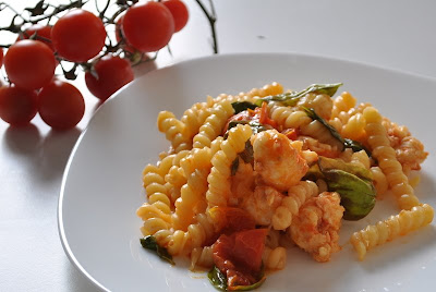 profumo di biscotti: TROFIE O TRONCHETTI CON SCAMPI E POMODORINI