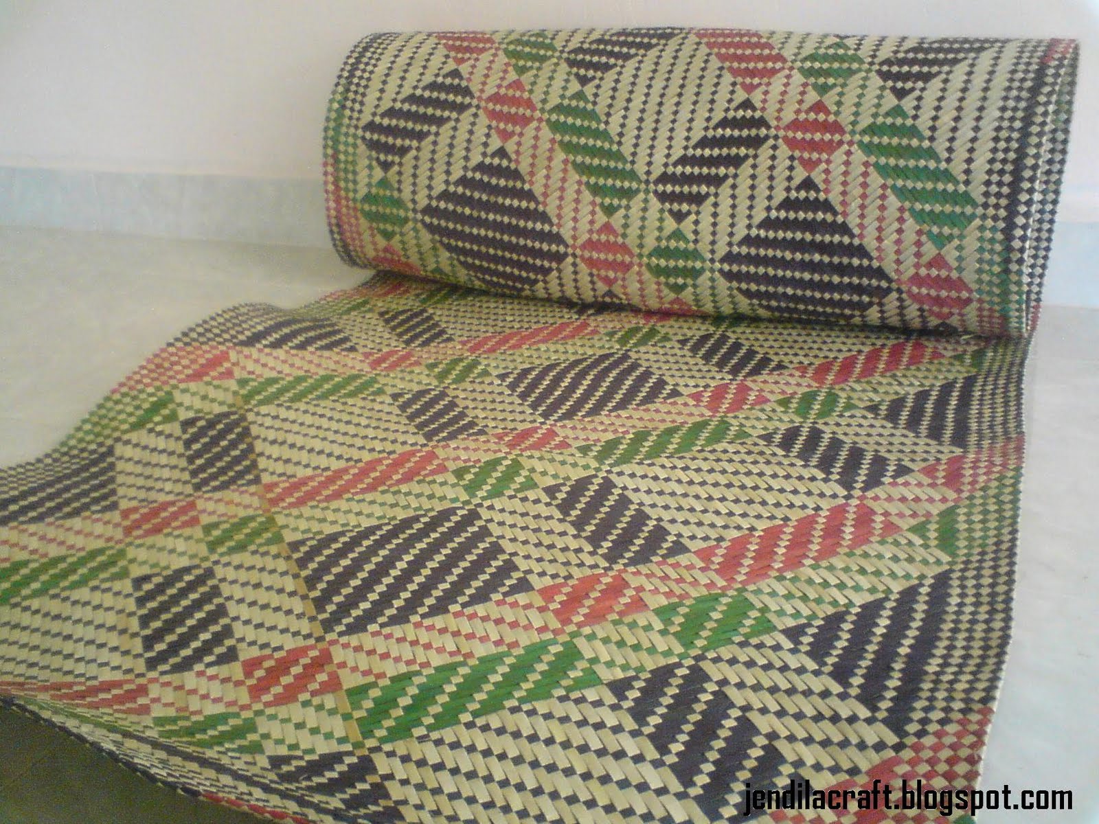 Mengkuang: Tikar mengkuang kelarai (TKM 007)