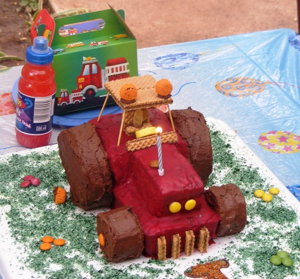 SUPER PARTY FOOD: Tractor cake