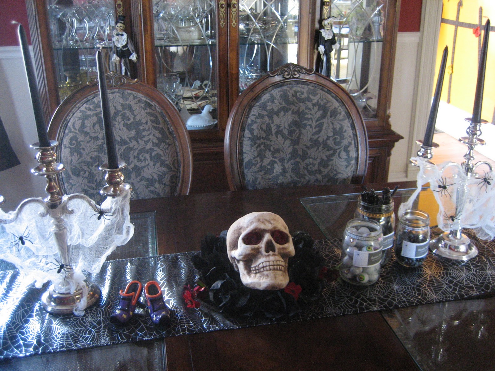 Le Beau Paon Victorien: Halloween Dining Room Centerpiece