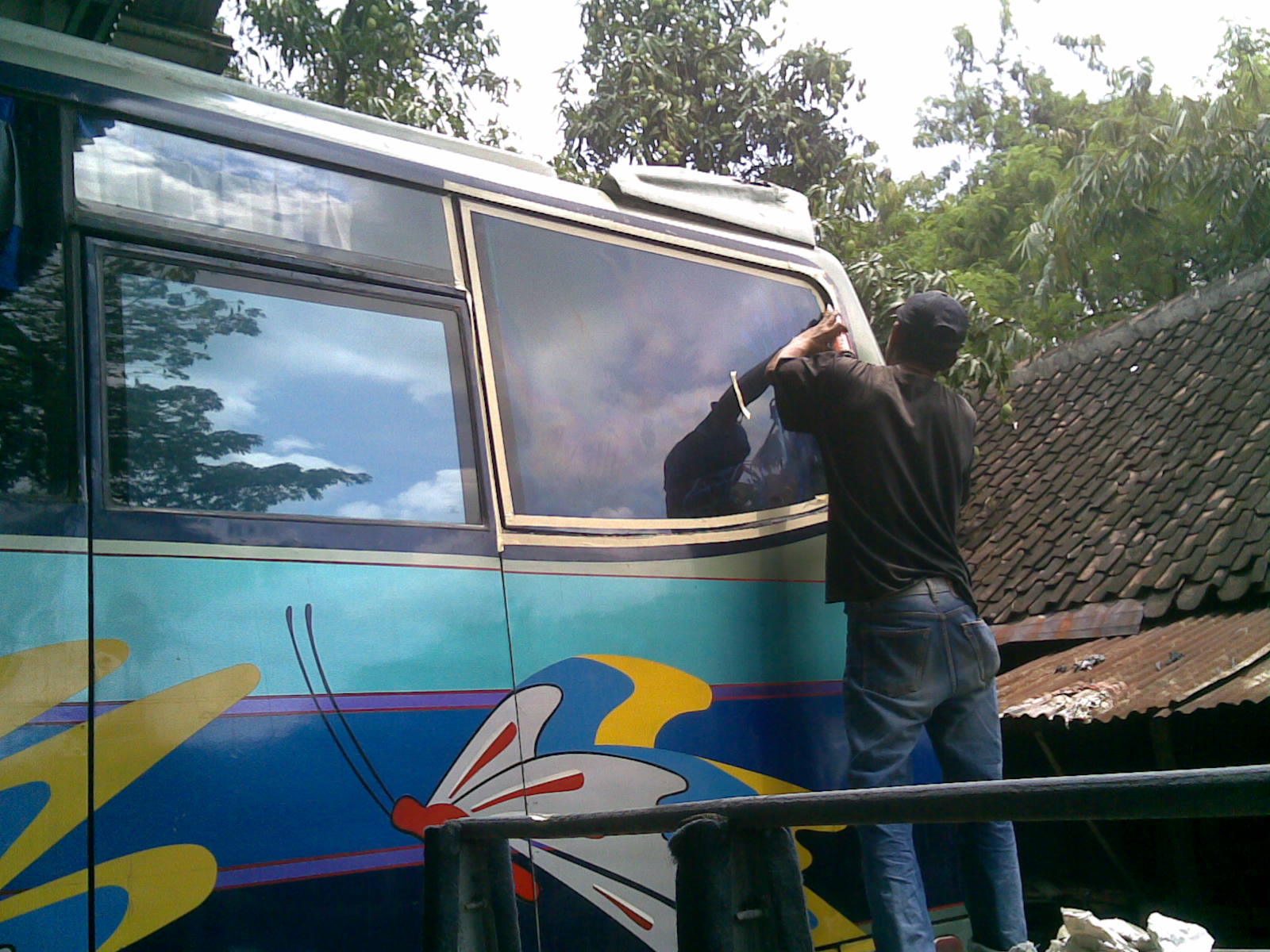 UD.Dwi_Mulya: Pengerjaan Kaca samping Belakang Bus