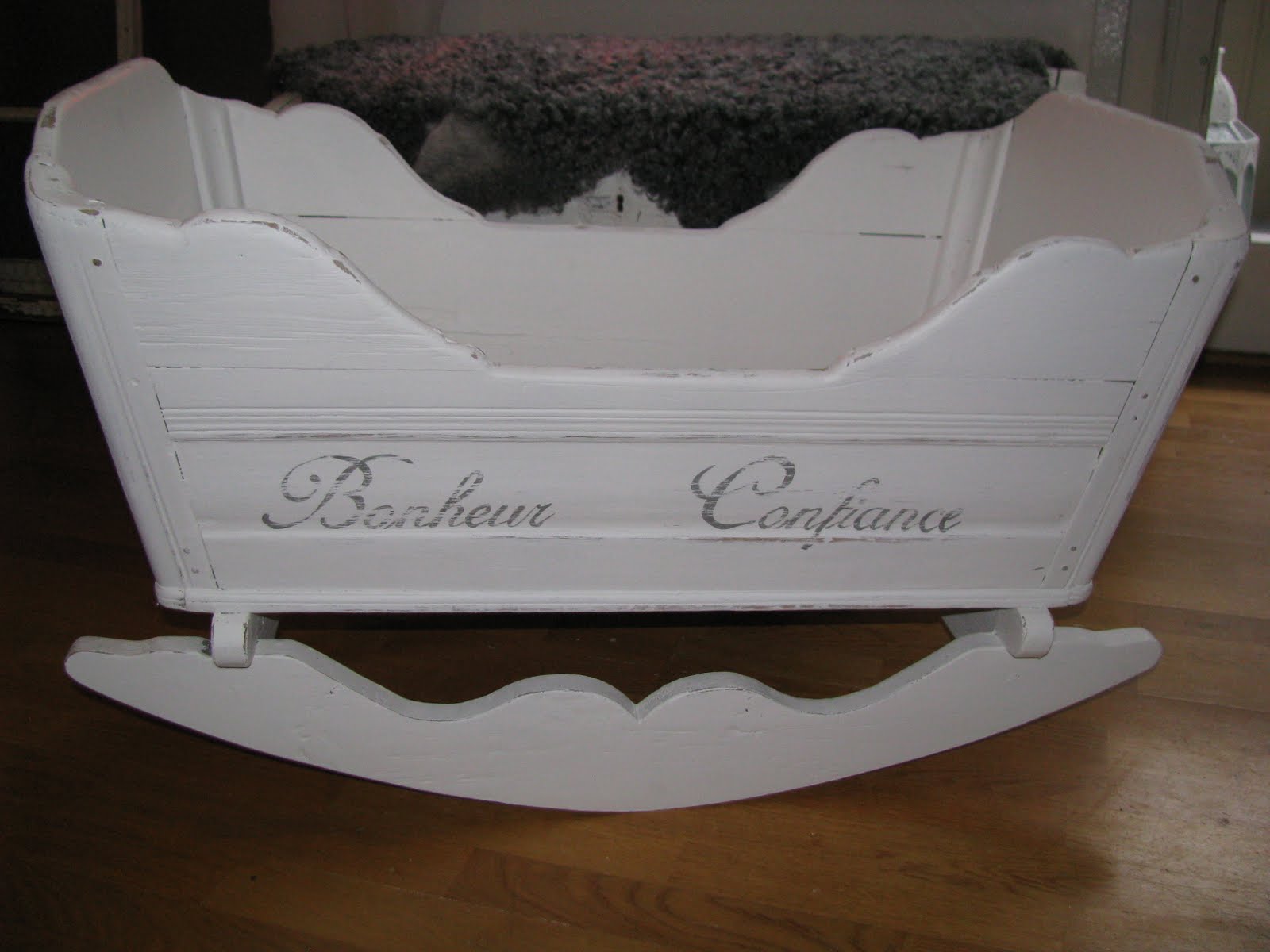 LANTLIGT: Vagga med Fransk text