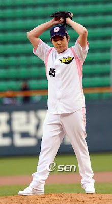 { DBSJ Heaven }: [PHOTOS] Kangin Ditches Suju for Baseball??