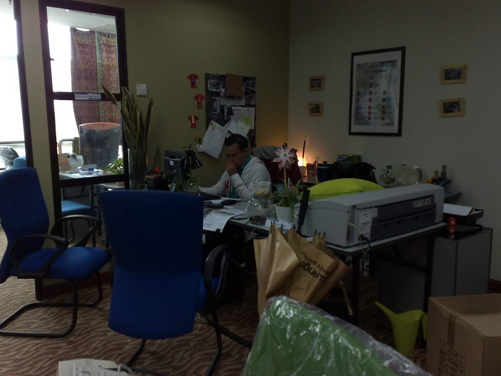 memory to remember: Susun Atur Meja Pejabat Baru