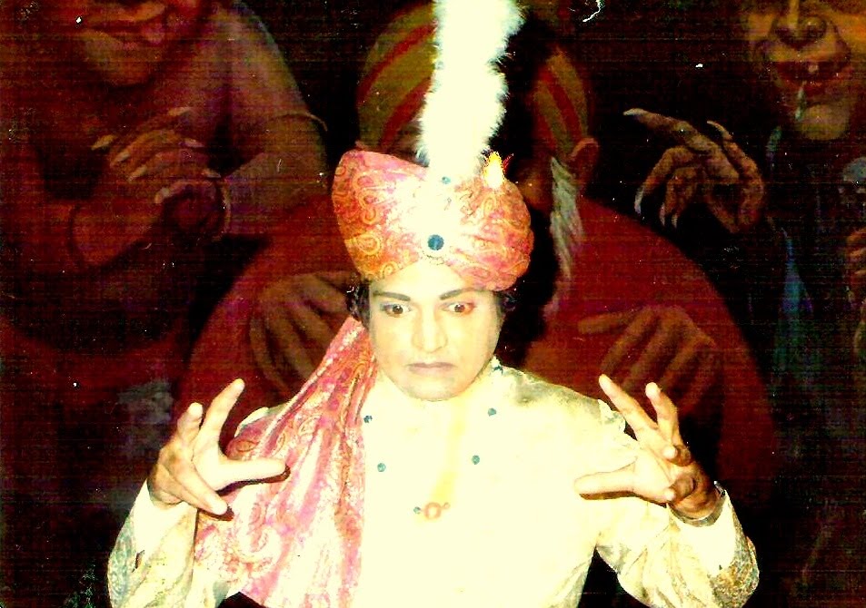 Raghuvir Magic: Raghuvir - 3 Generations in Magic