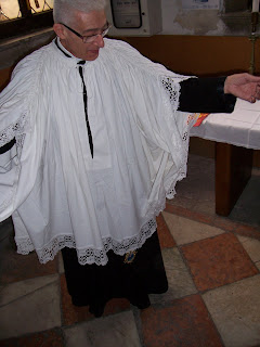 ORBIS CATHOLICVS: The "stylin" surplice...
