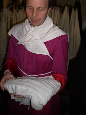 ORBIS CATHOLICVS: The Roman amice: how to vest...