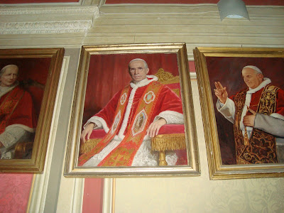 ORBIS CATHOLICVS: Lost customs: papal portraits hung in church...