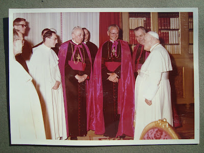 ORBIS CATHOLICVS: Asking for the "ferraiolone" again...