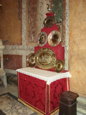 ORBIS CATHOLICVS: How to set up a cardinalatial credence table...