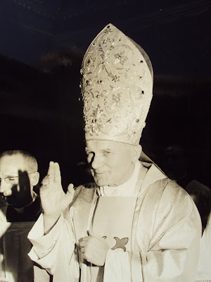 ORBIS CATHOLICVS: What a "precious miter" looks like...