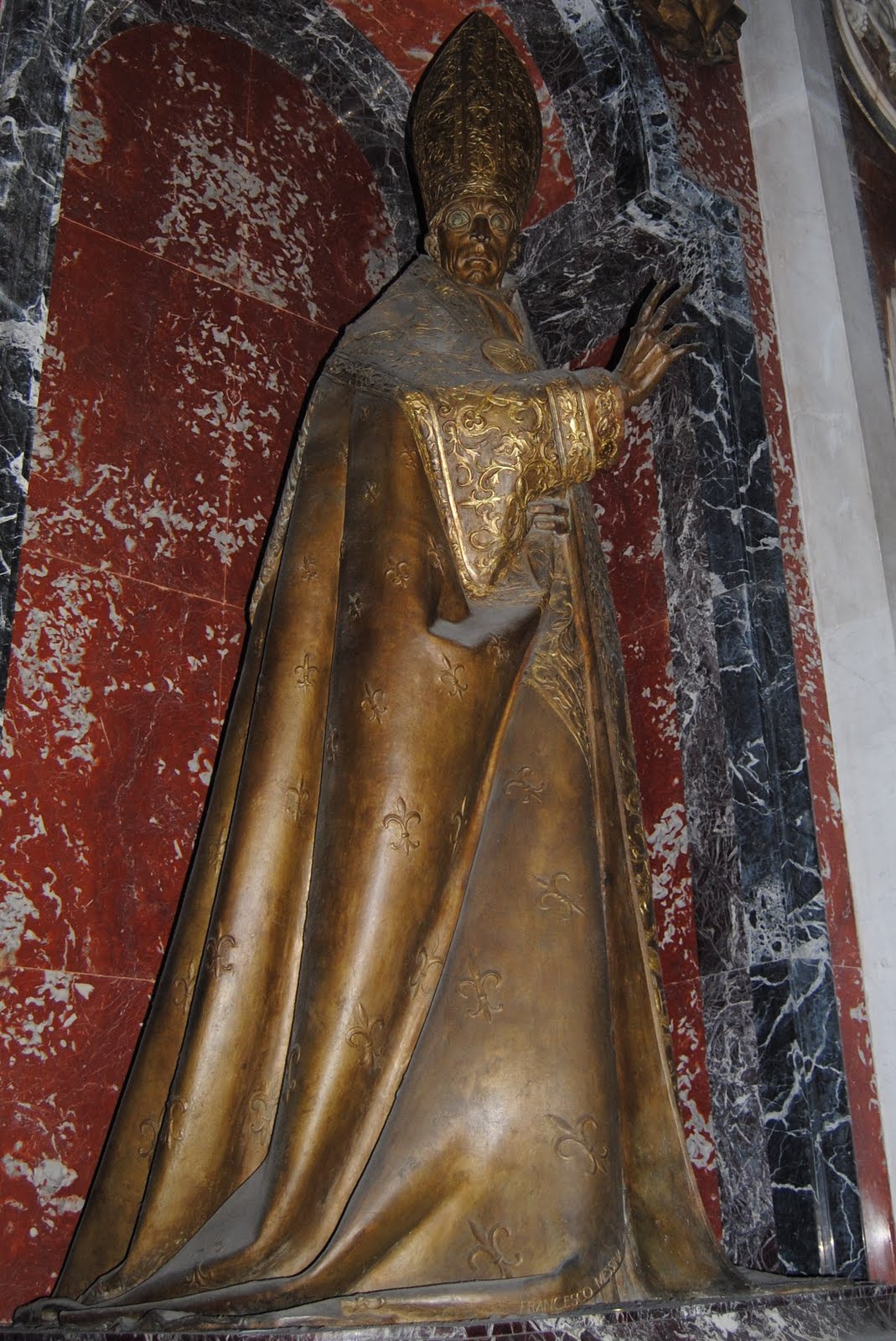 Orbis Catholicus Secundus: Statue of Pius XII in Vatican Basilica