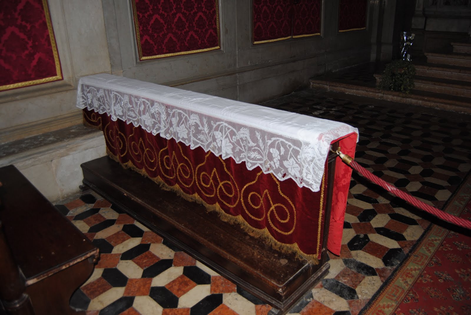 Orbis Catholicus Secundus: Catholic Culture: Veiled Communion Rail