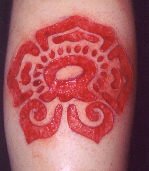 Bercerita kepada orang lain: Scarification Tattoos