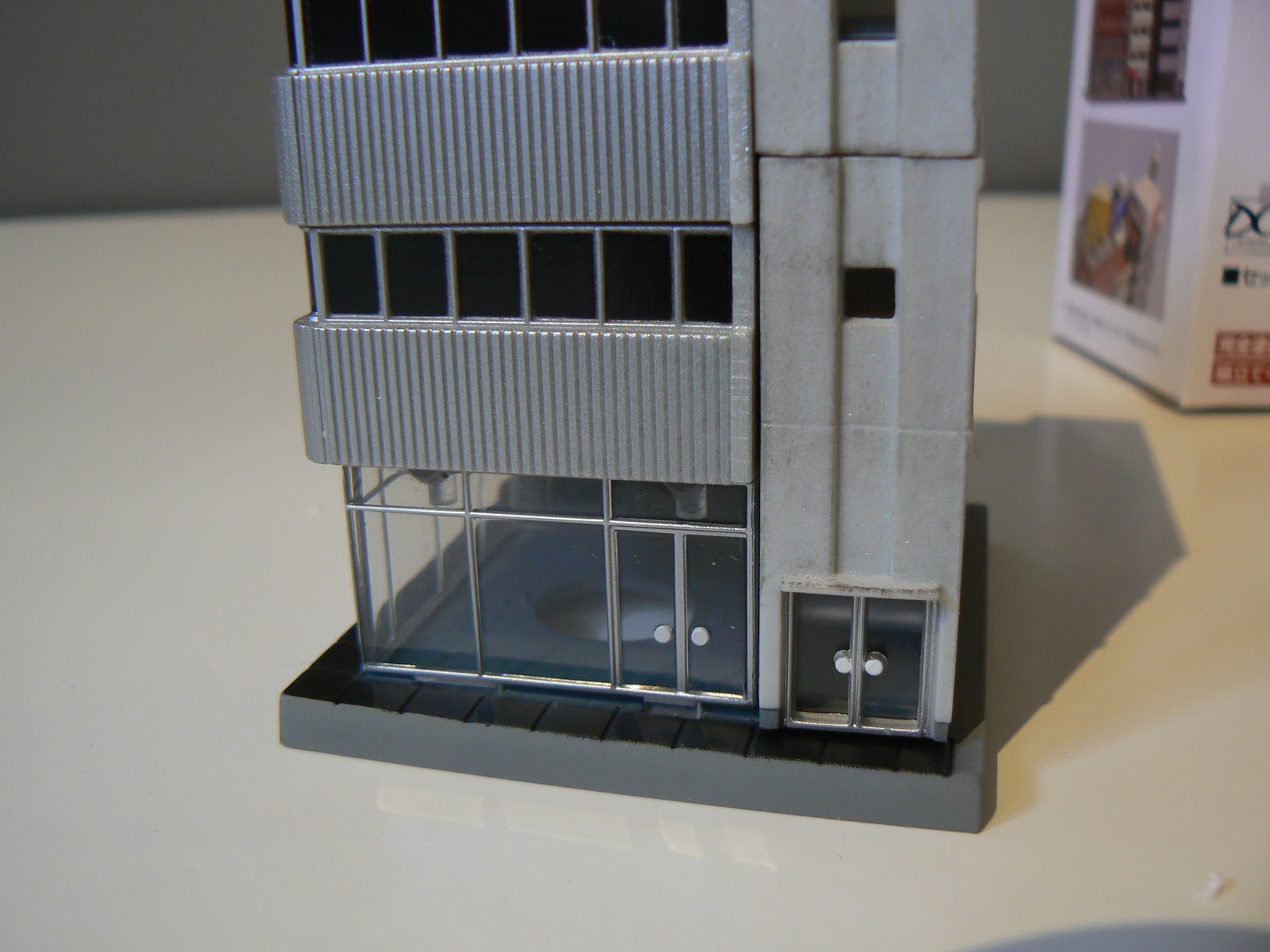 quinntopia - An N Scale blog: TomyTec Showa Office Building