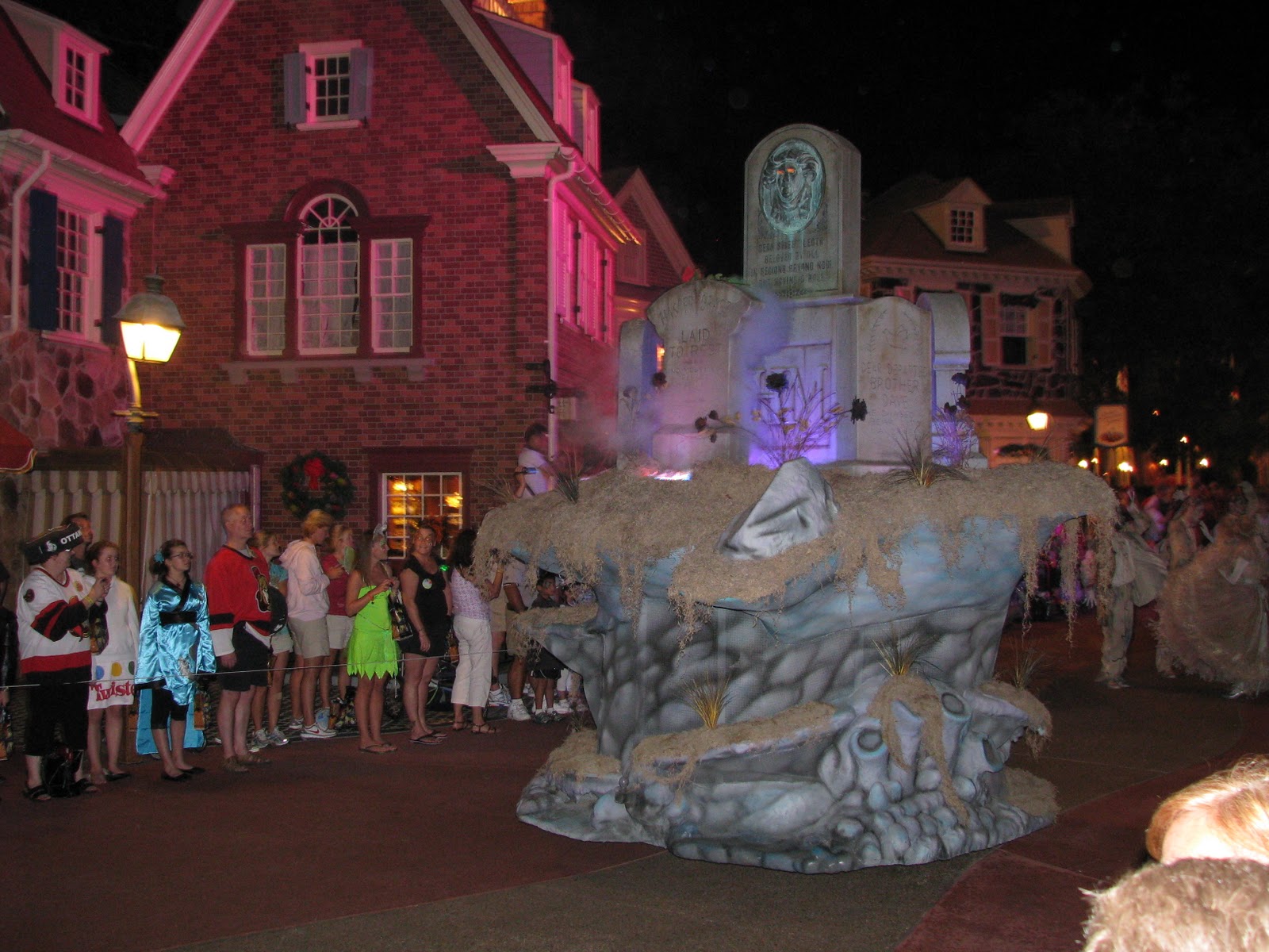 Disney World Halloween Tradition: Mickey's "Boo To You" Halloween ...
