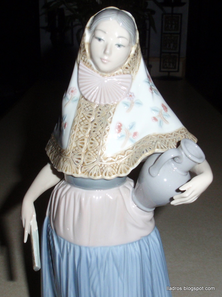 lladros: Lladro Figurine "Lady from Majorca" #5240 Mallorquina