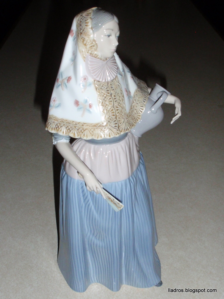 lladros: Lladro Figurine "Lady from Majorca" #5240 Mallorquina