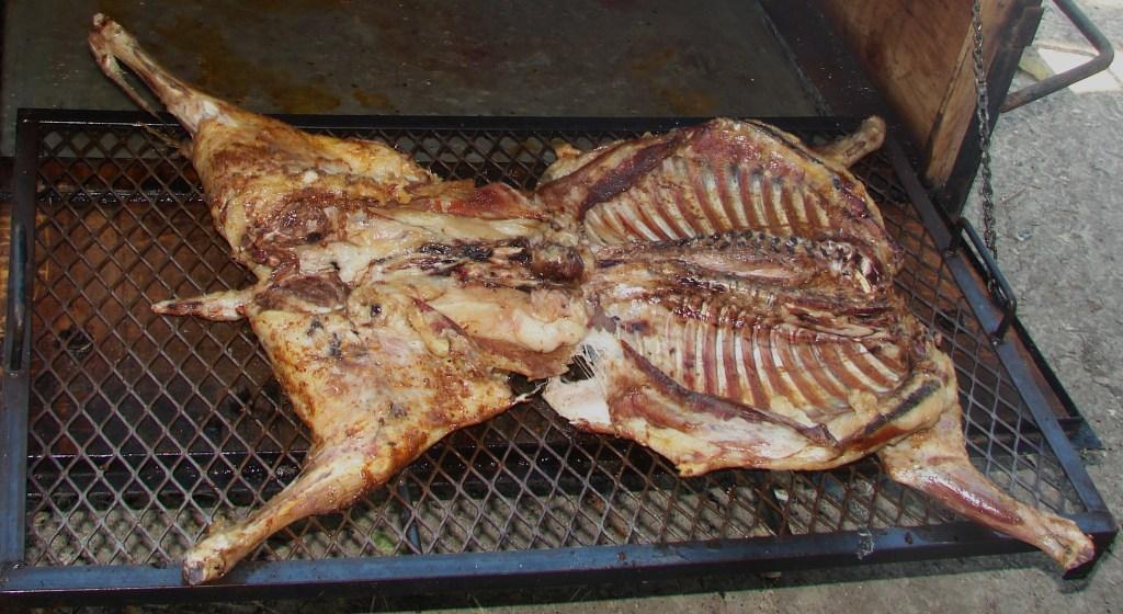El Fogón de Leña: Borrego al ataúd con mojo rojo.