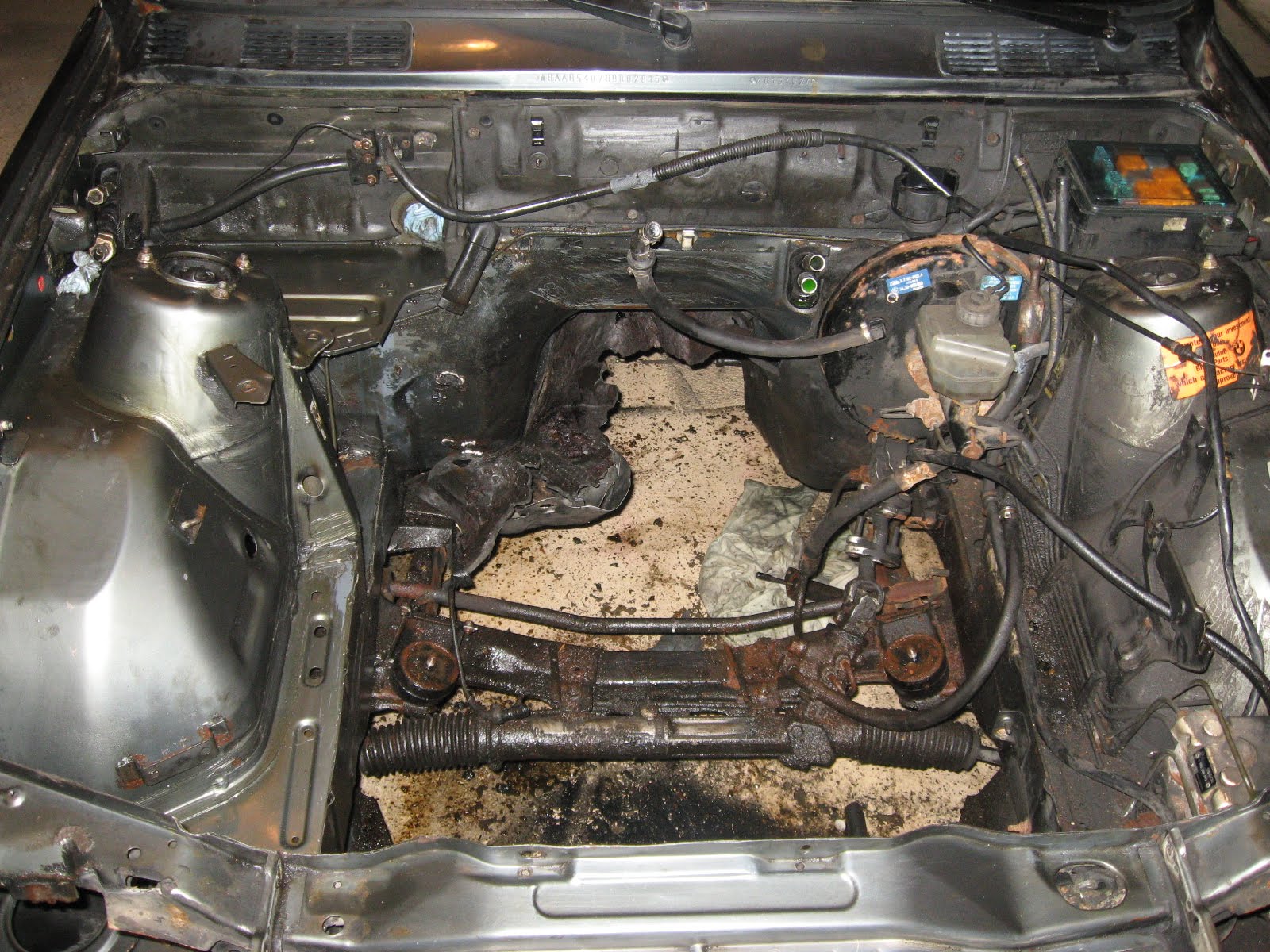 MY PROJECT 1987 BMW 325IS (E30): Engine bay cleaning has begun...