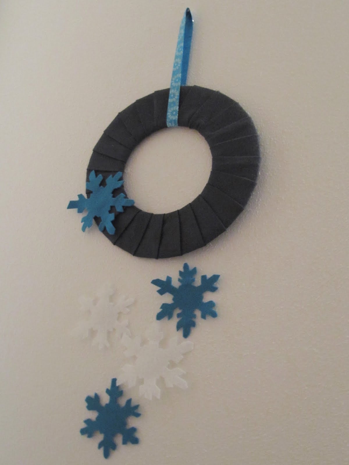 Twelve Crafts Till Christmas: a winter wreath on the first day of fall