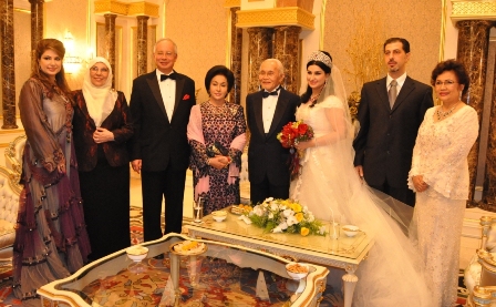 SRI TUPONG - WACANA WADAH WAWASAN: PM and Wife Attend Taib Wedding