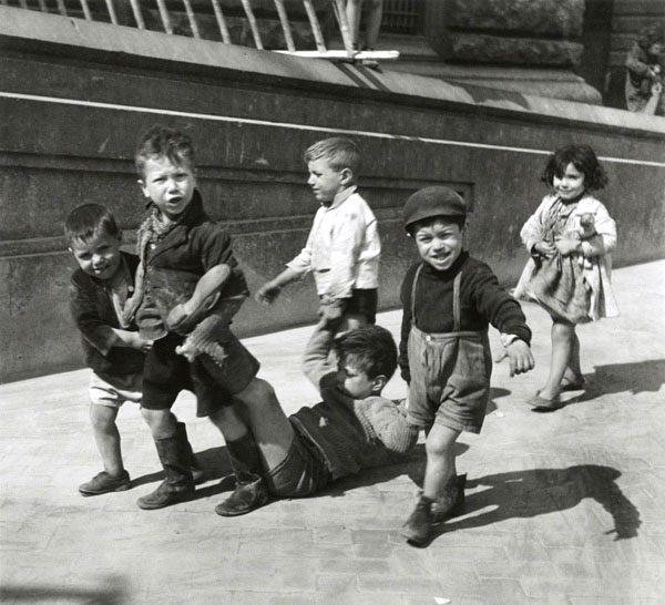 875 (palfium): please take these photos from my hands