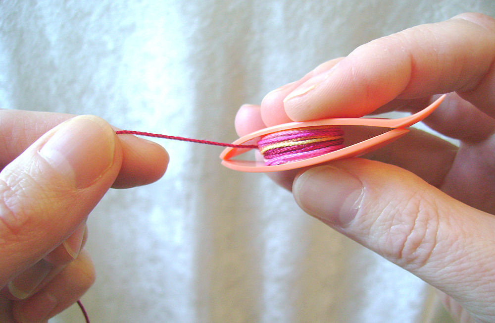 Yarnplayer's Tatting Blog: How to tat - the 1st half of the double stitch