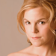 MONIQUE POIRIER: Biographie