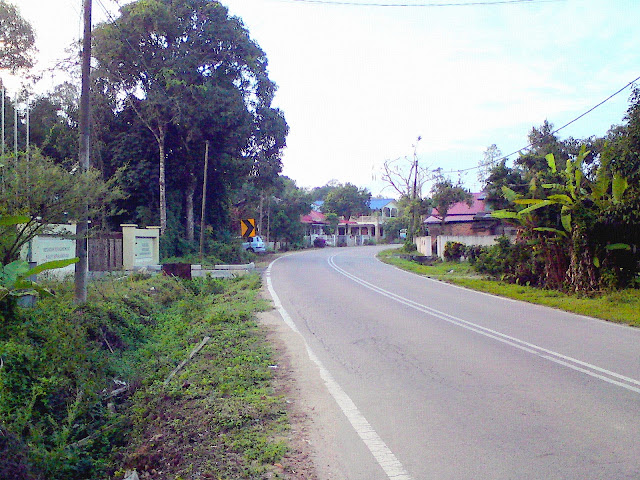 KAMPUNG DUSUN BULUH PULAI CHONDONG MACHANG KELANTAN: Selekoh Kampung Bandar