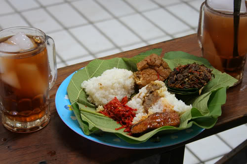 RAJA BUMBU: Nasi Jamblang Cirebon (Jamblang Rice)